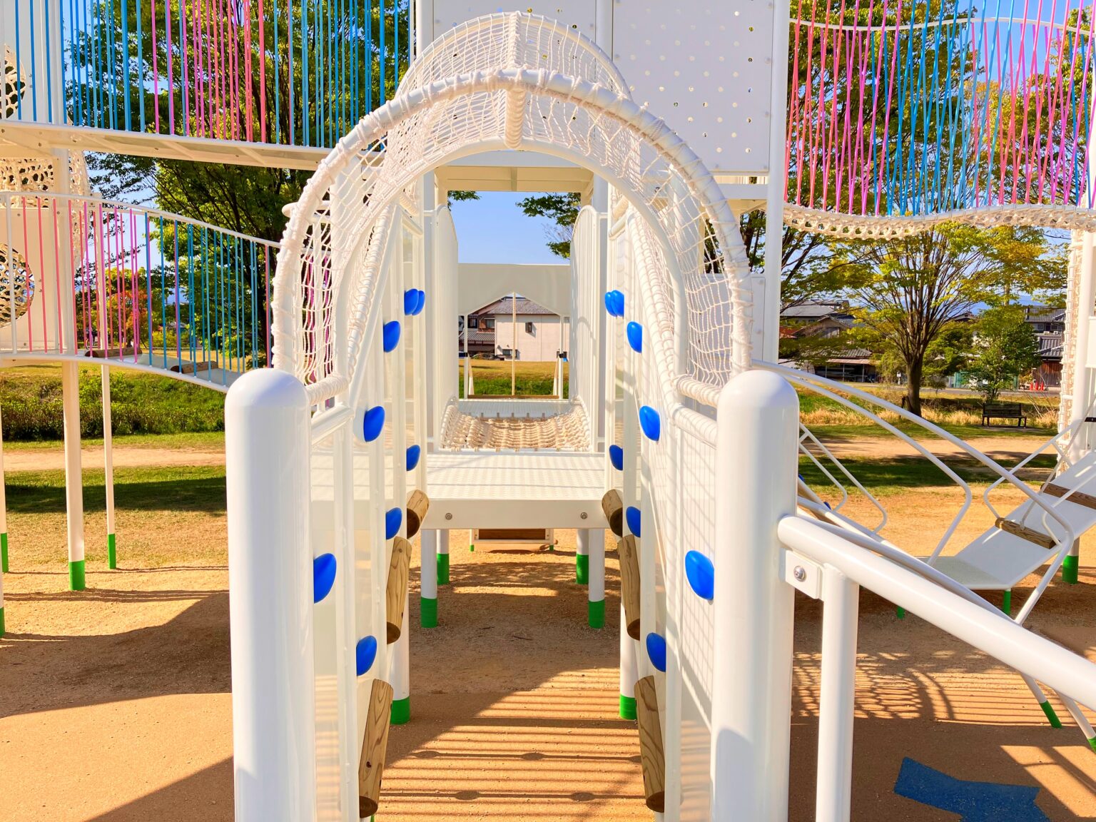 びわこ地球市民の森・出会いのゾーンに真っ白でピカピカの大型遊具が新設！にじの丘BIWAMORI - しがそび -shigasobi-