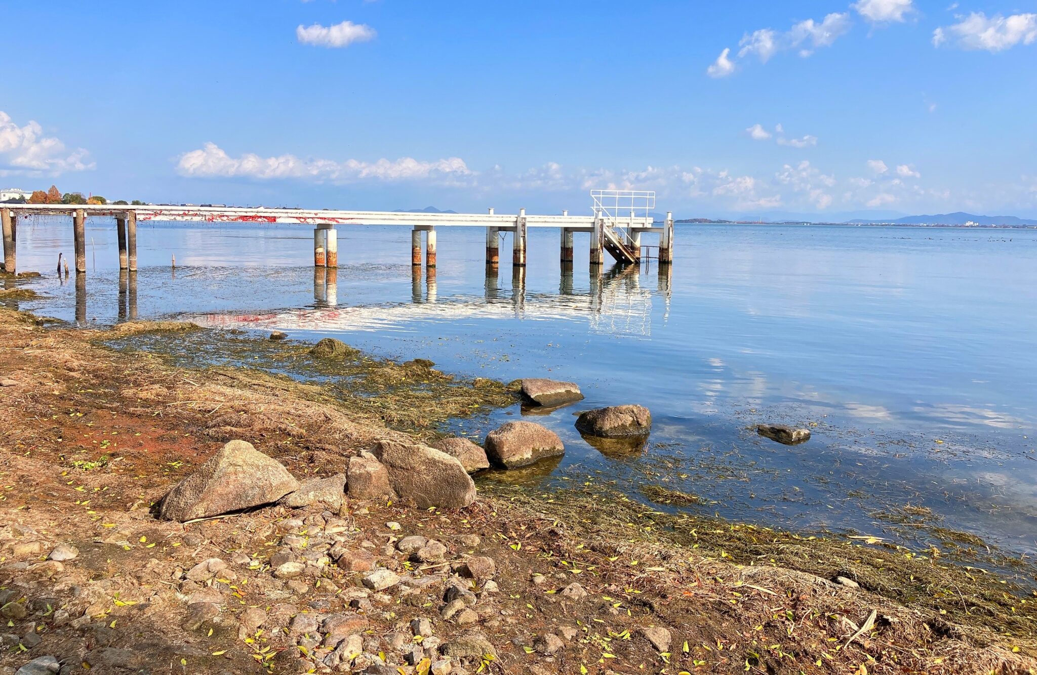 【大津市】坂本城石垣の場所はどこ？琵琶湖に残る明智光秀の遺構 - しがそび -shigasobi-